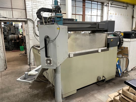 Flow Mach 2 1313B, CNC waterjet cutting machine with 60000 psi ...