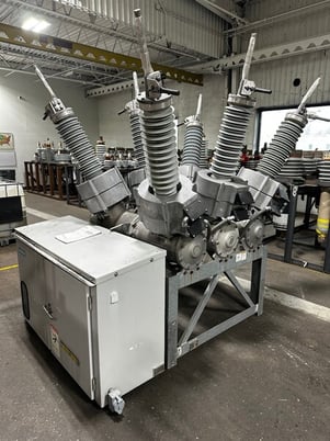 2000 Amps, Siemens, SPS 2 725402 SPS2-72.5-40-2, 72.5 kV, SF-6 Breaker ...