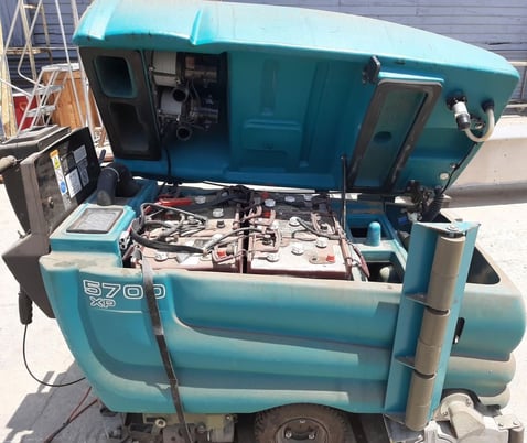 Tennant #5700XP, 28" battery operated walk behind floo, 36 V., serial ...