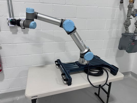 Universal Robots, UR5e, 5 kg payload, 850 mm reach, Robotik Hand-E grip ...