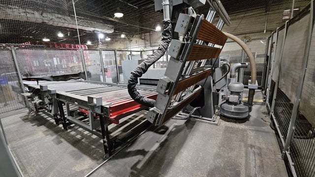 Alliance Automation Robotic pallet dismantler, infeed rollers, robot ...