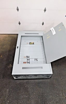 400 Amp. General Electric Spectra Series, Panelboard, 480Y/277 Volts, 3 ...