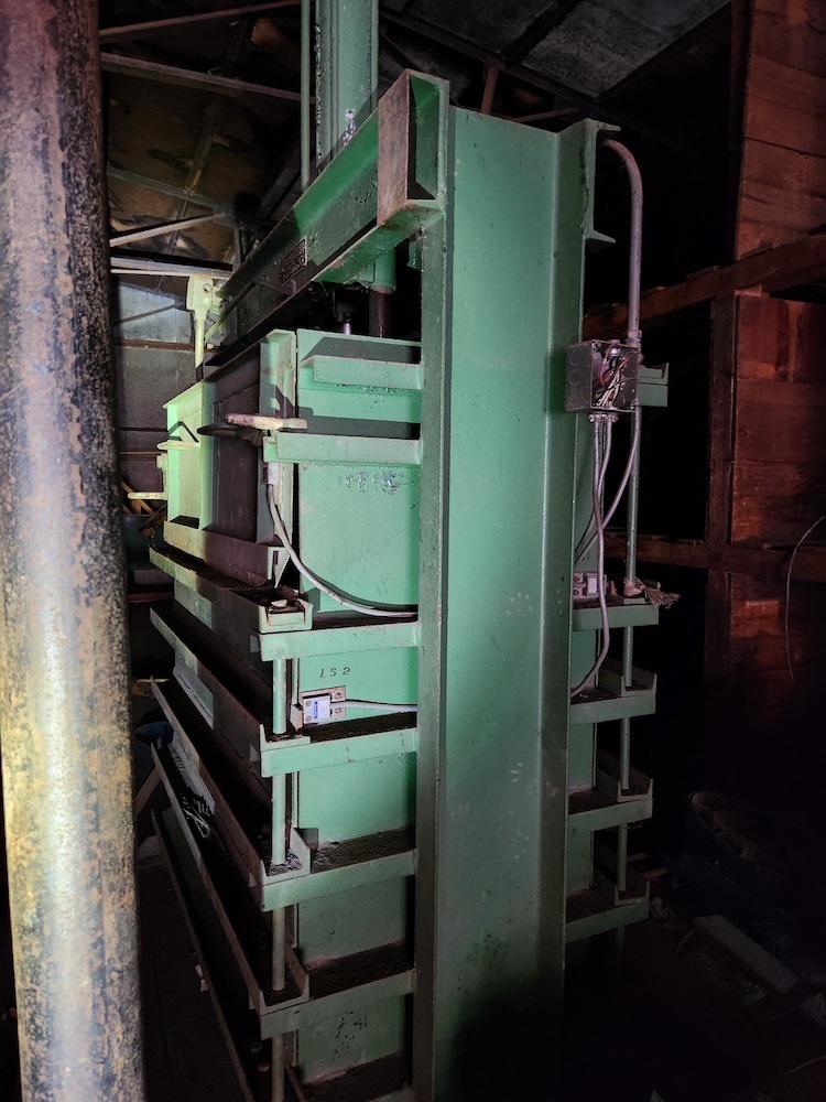 Logemann #345-AT, 2-ram baler, approx. 57" x 118" box opening, 100 HP ...