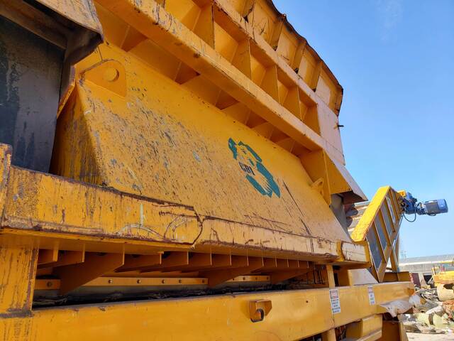 CBI Annihilator primary shredder, 2x300HP, discharge conveyor, taper ...