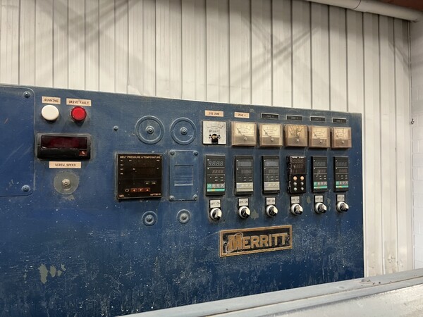 3" Merritt extruder, 75 HP, vented belt driven w/14:1 gear box ratio ...
