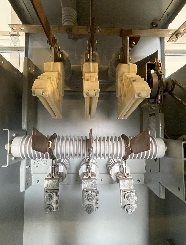 600 Amp. S & C Electric Co Electric Co, 17 KV Load Interrupter Switch ...