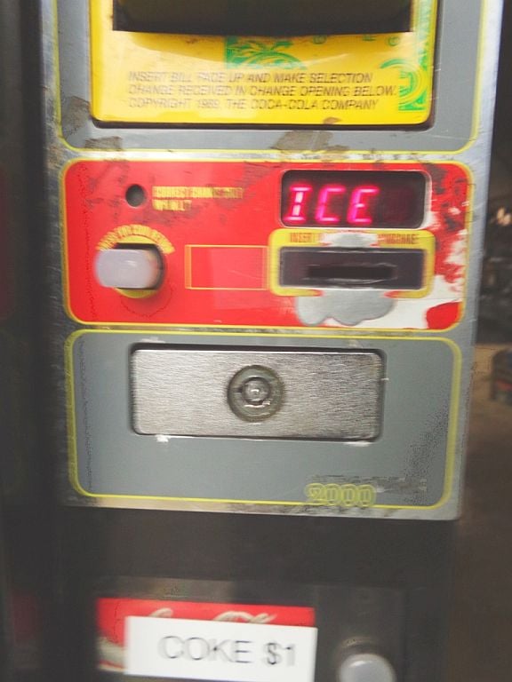 Coca Cola Soda Vending Refrigerator, 12-ounce cans, w/coin system ...