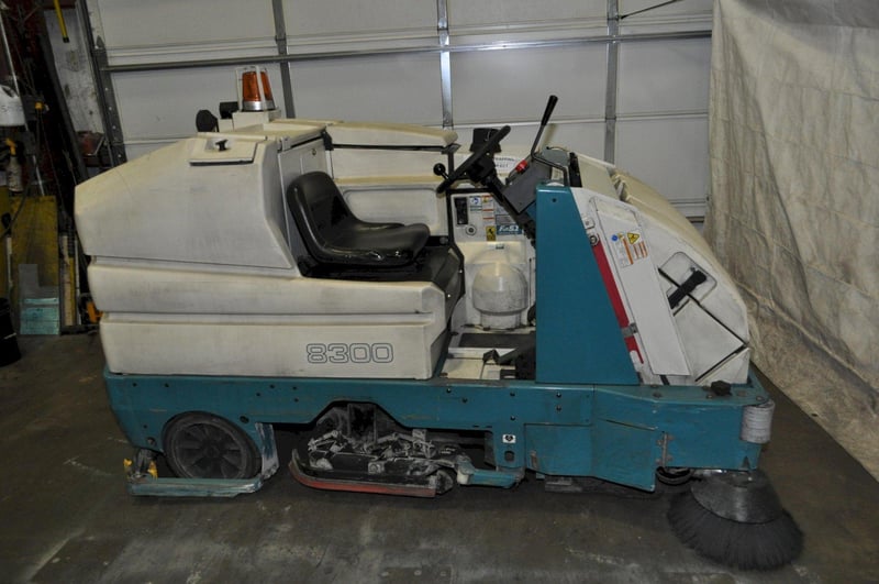 Tennant #8300, sweeper, 480 RPM brush speed, 50" cleaning path sweeping ...