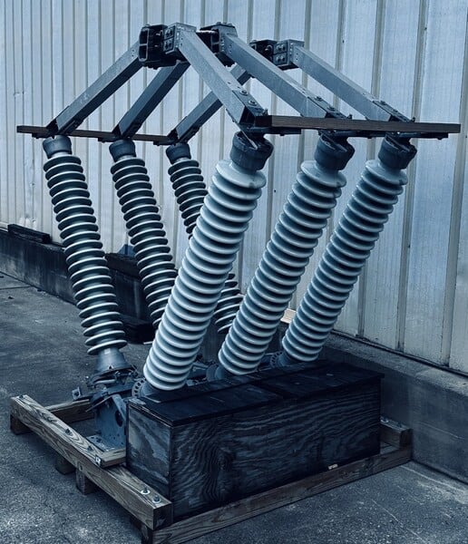 2000 Amp. Southern States, 3 pole, 145 kv, center break type EC-1V ...