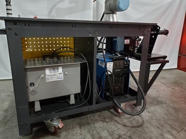 Red-D-Arc/universal Robot, BotX Cobot Welder mobile cart, universal ...