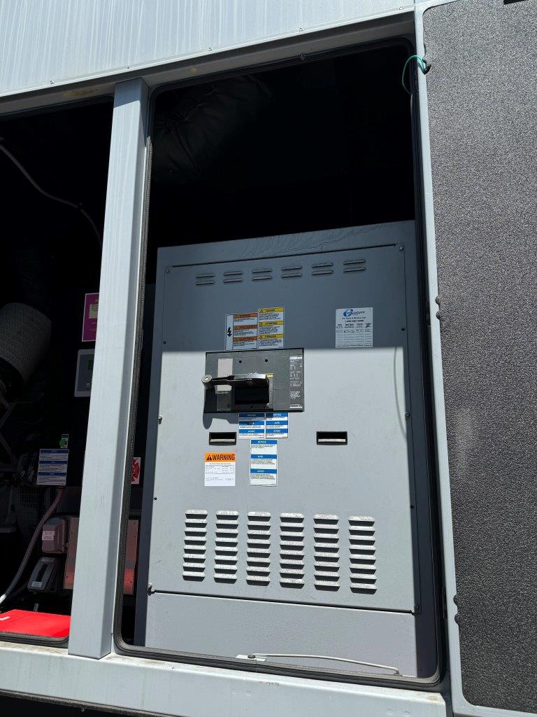 1000 KW MTU #DS1000, diesel generator set, 120/208 Volts, 500 hours ...