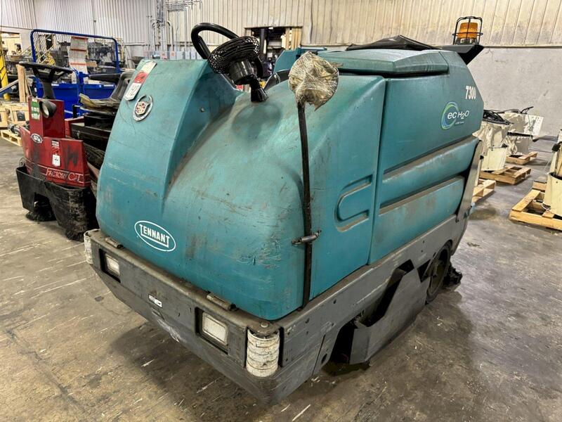 Tennant #7300, floor scrubber, 57 gallon solution tank, 40" MaxPro 1000 ...
