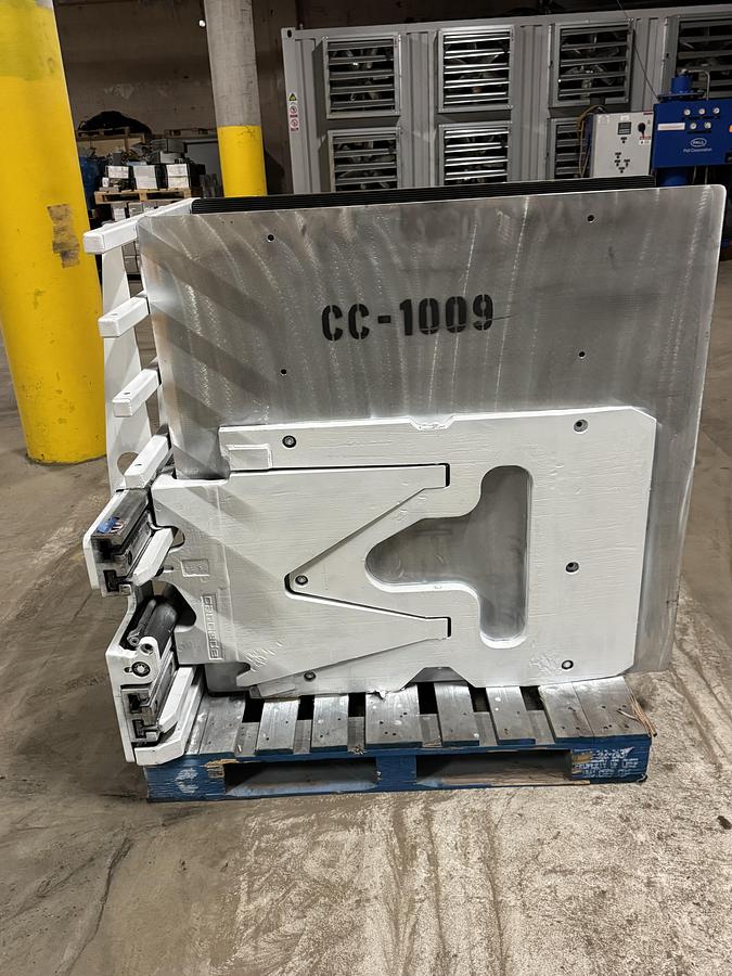 Cascade #25D-CCS-35Q, 2500 lb. capacity bale clamp attachment with side ...