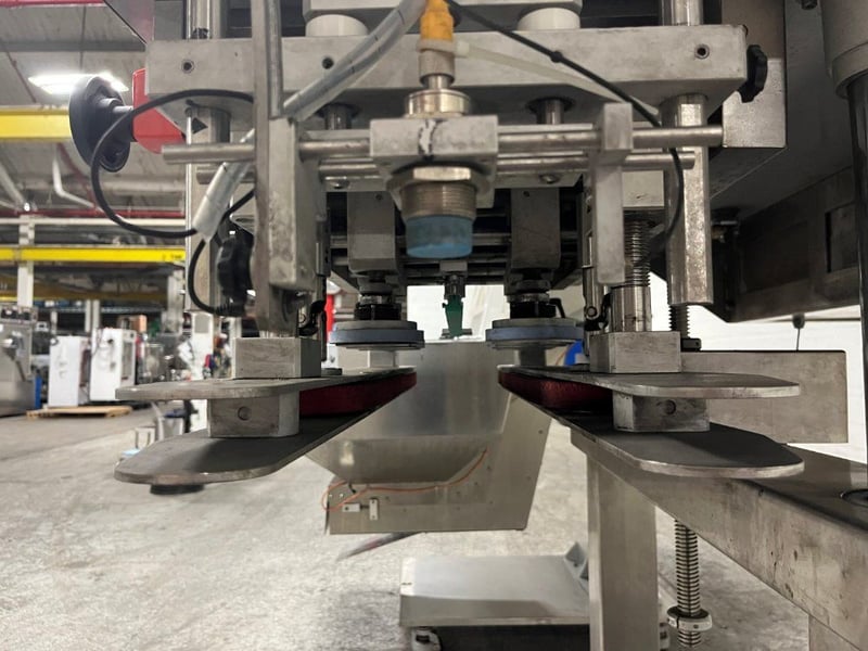 CVC #CVC1205, Inline Capper, 8 Quil, w/Powered Side Belts & Capacity ...