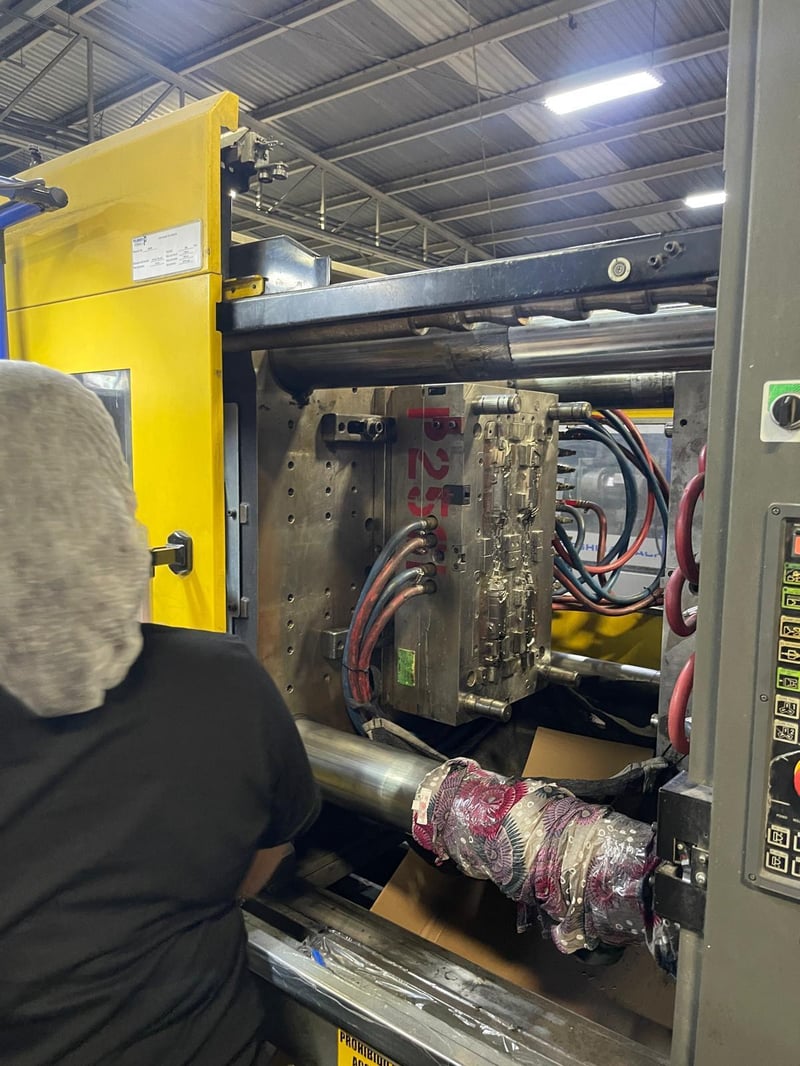275 Ton, 14.6 oz., Milacron Fanuc #Roboshop-S2000I-275B-416G, electric ...