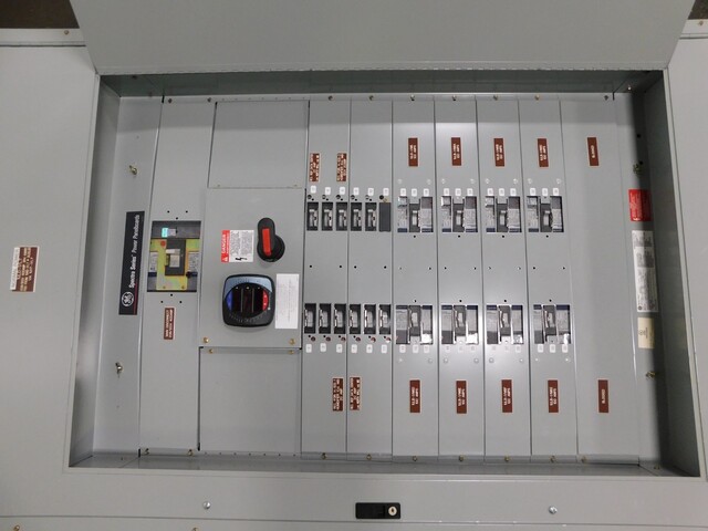400 Amp. General Electric Spectra Series, Panelboard, 208Y/120 Volts, 3 ...