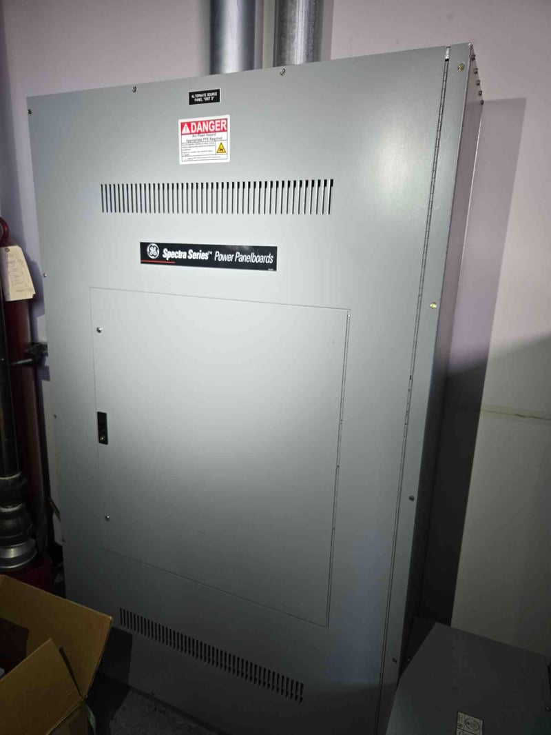 400 Amp. General Electric Spectra Series, Panelboard, 208Y/120 Volts, 3 ...