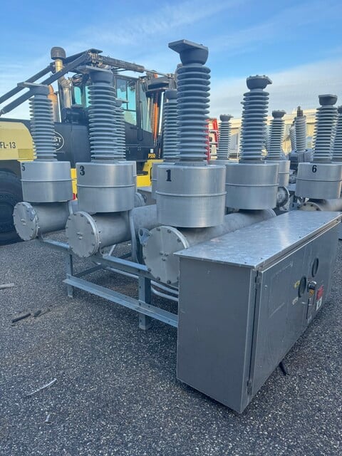 3000 Amps, General Electric, service factor 6 SF6, Gas Insulated Circuit Breaker DT1-72.5FK-F1 ...