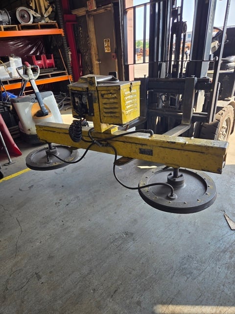 3200 lb. Acco #3200, vacuum lifter, 6' lifting arm, 44" pad adjustment ...