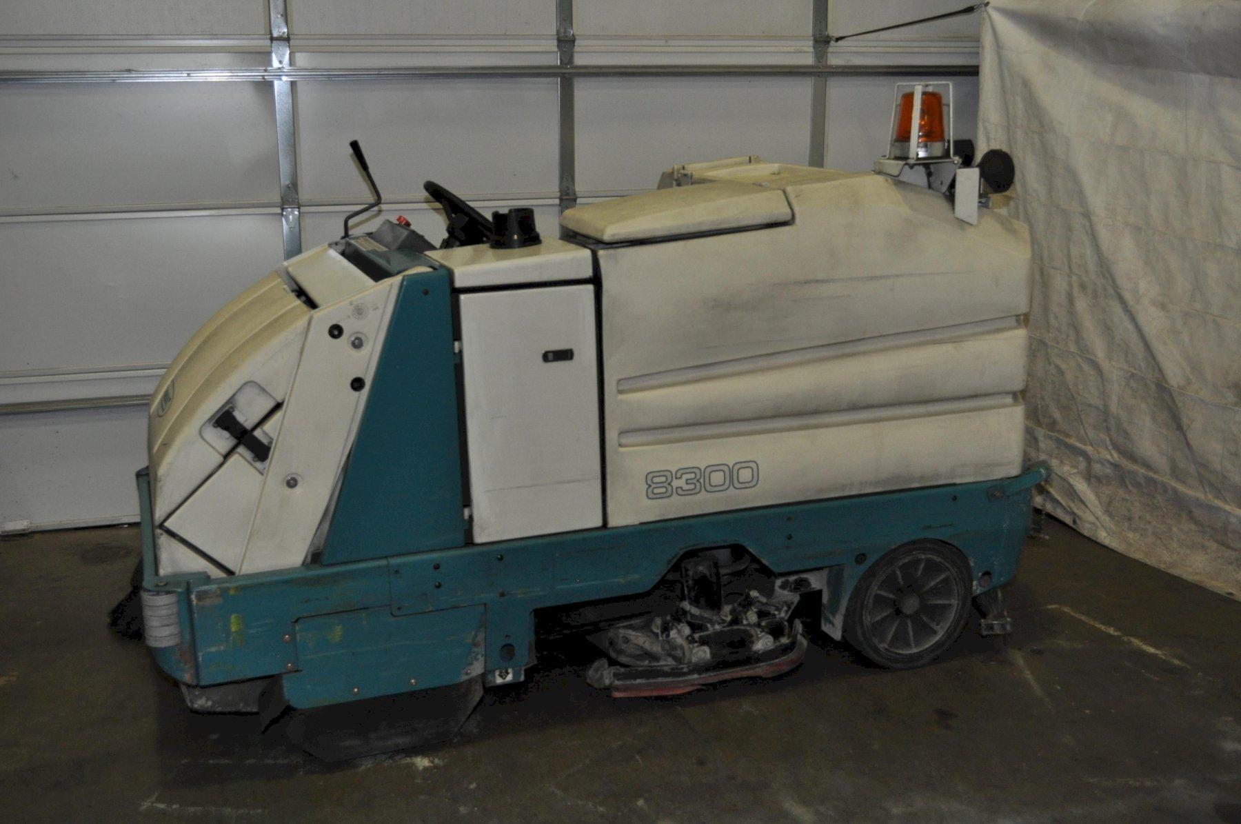 Tennant #8300, sweeper, 480 RPM brush speed, 50" cleaning path sweeping ...