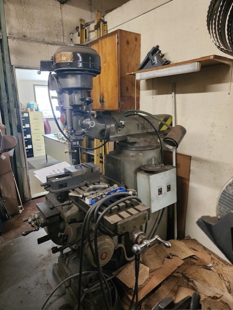Tree #2UVR, Vertical Milling Machine, Incudes Elephant Vise, Good ...
