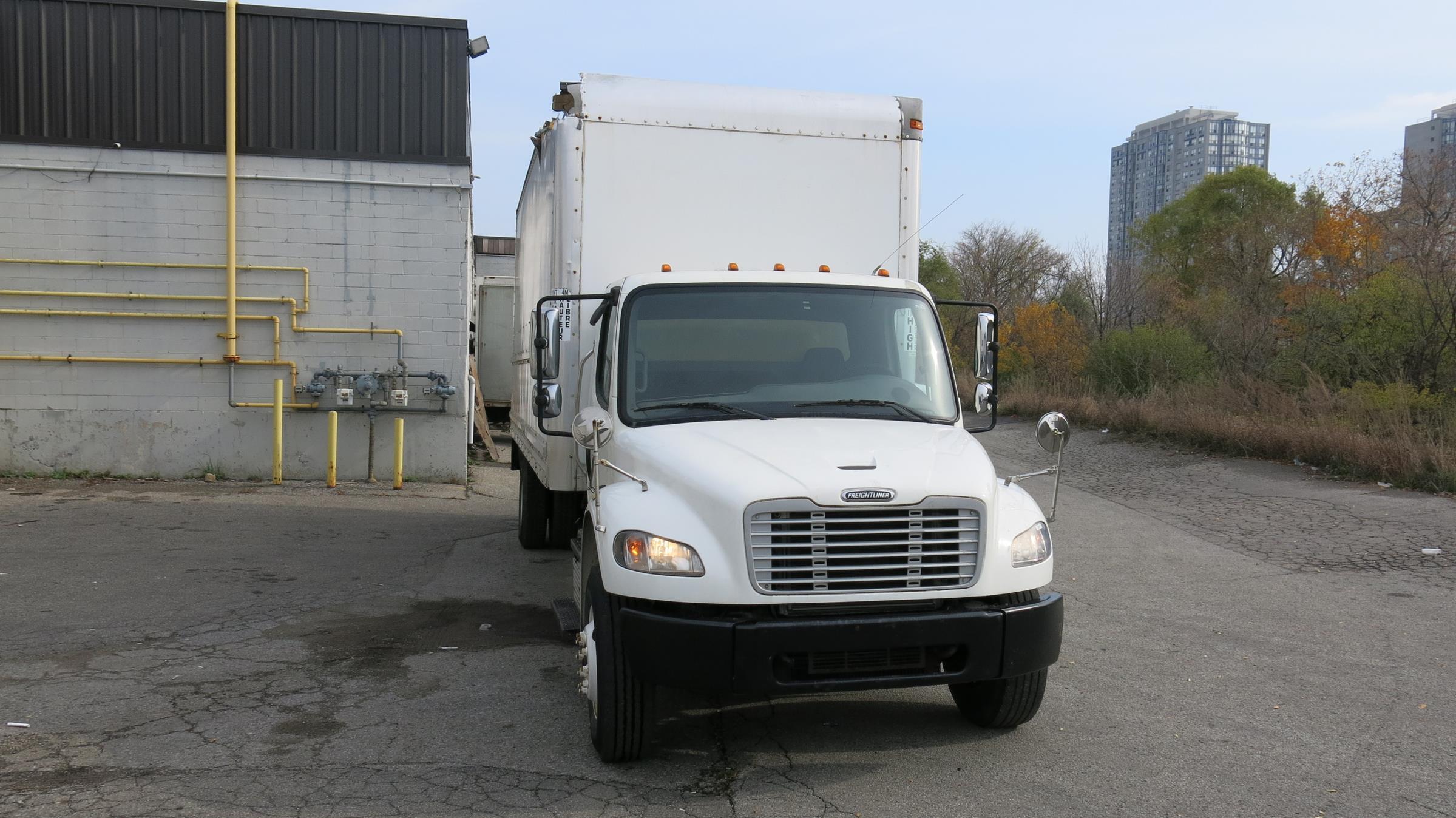 Freightliner #Business-Class-M2, 24' box truck with tailgate, Cummins ...