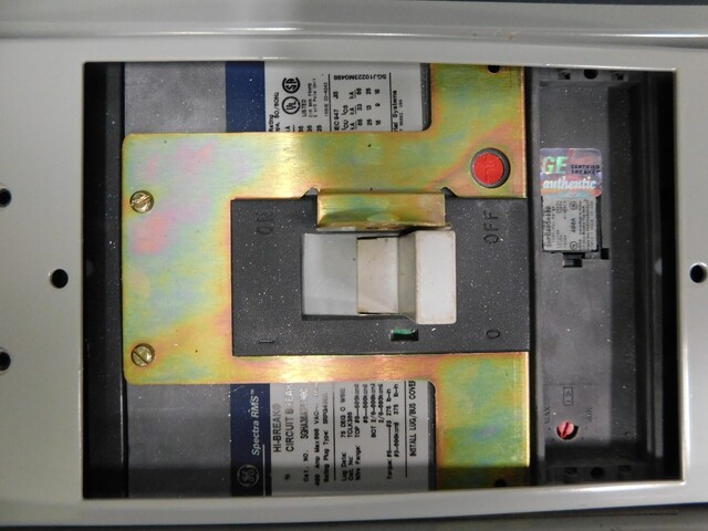 400 Amp. General Electric Spectra Series, Panelboard, 208Y/120 Volts, 3 ...
