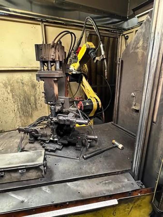 Fanuc, dual robotic welding cell, Fanuc ArcMate 100iB 6-Axis robot ...