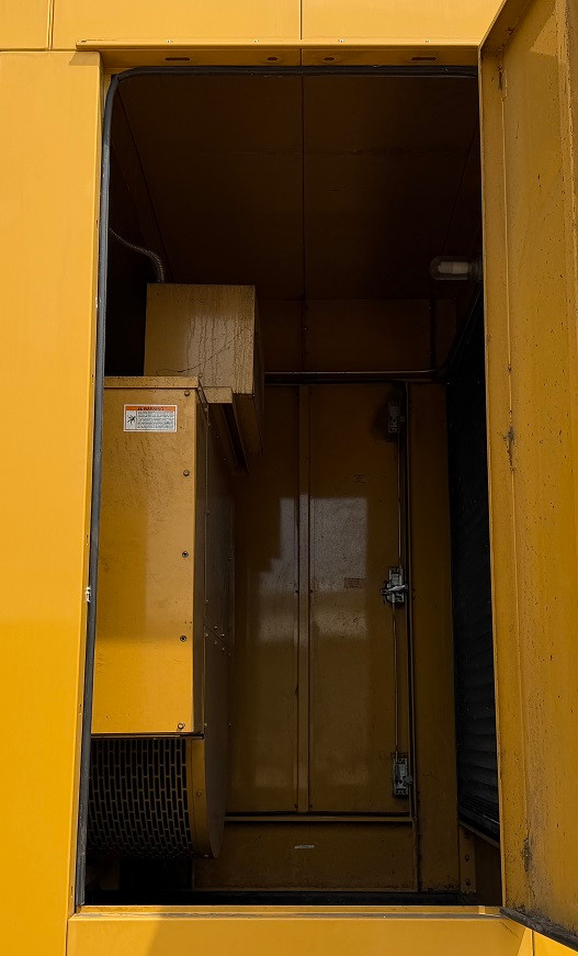 750 KW Caterpillar, diesel generator set, 120/208 Volts, 3-phase, 1800 ...
